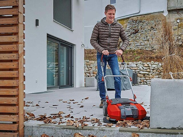 The Einhell cordless sweeper in test conditions | Einhell Blog